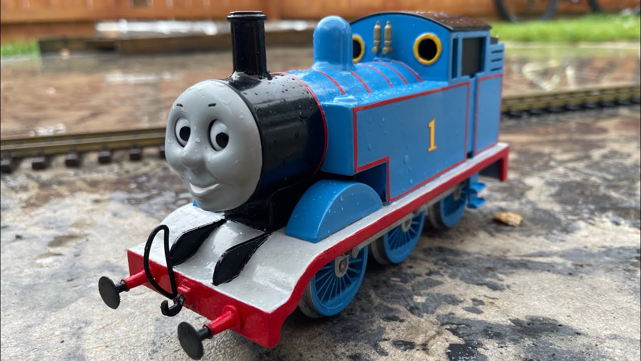 Gauge 1 Thomas pulling a train in the rain - YouTube