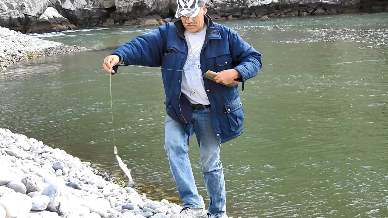 Mira como se pesca con la famosa cucharilla - YouTube