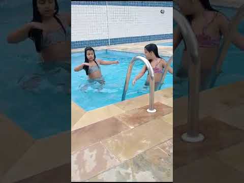 Dançando ballet na piscina