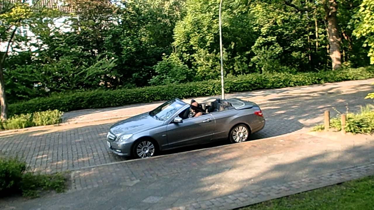 Opening and closing the roof of a Mercedes E200 Cabrio - YouTube