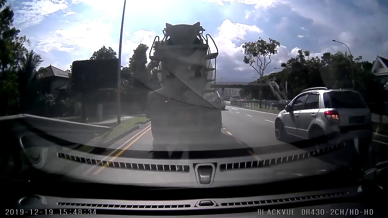 SJS5816L careless driving and crossing double white lines - YouTube