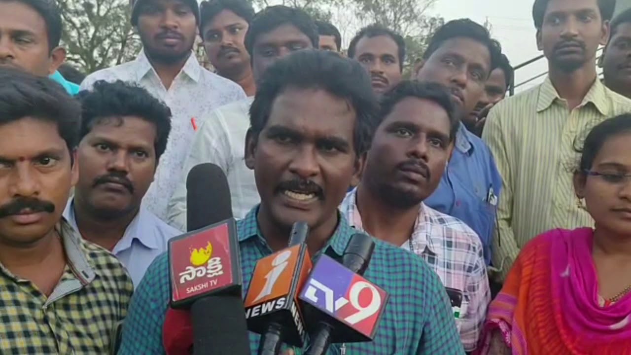 Anaparthy VRA Employees Palabishekam to "YSR Statue" over Good ...