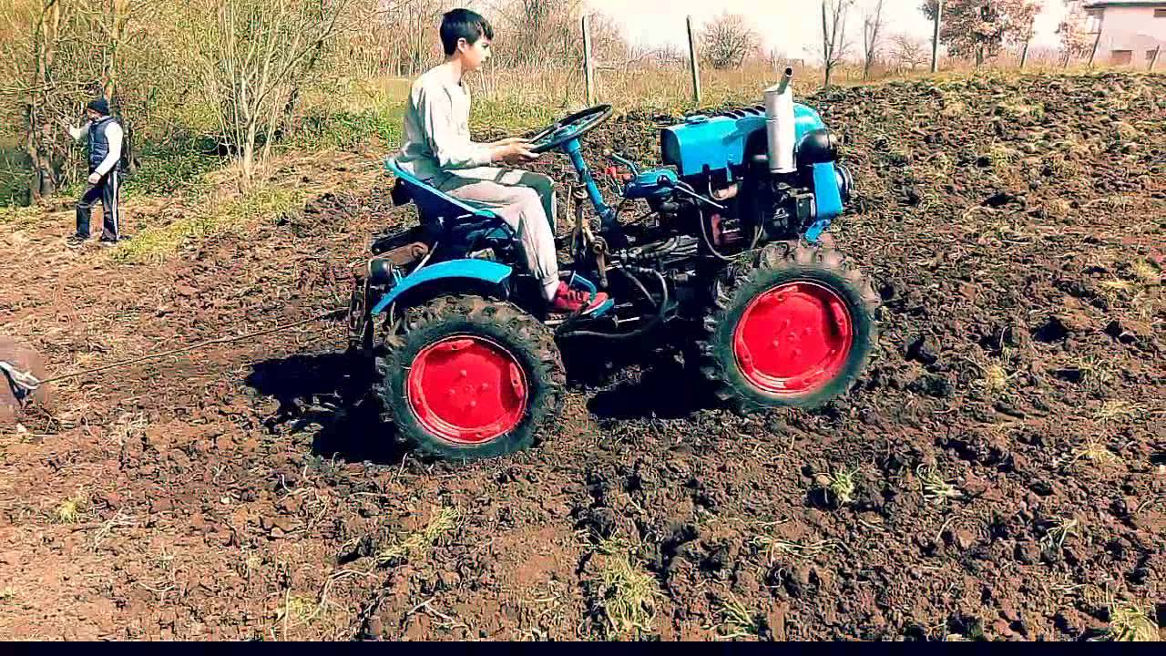 Mini traktor - YouTube