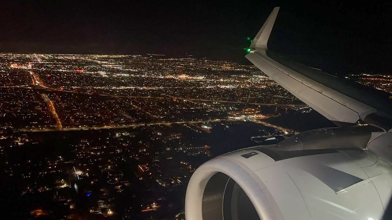 American Airlines Airbus A321-253NX Night Landing Las Vegas Harry Reid ...