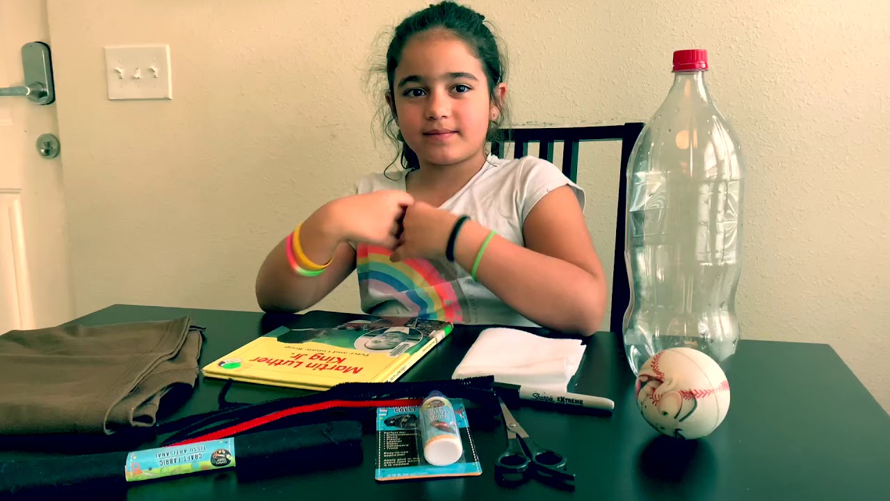 Malu Maria fazendo o Projeto Biografia da Garrafa sobre Martin Luther ...