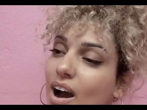 La chanteuse Tal, devenue Taloula, remonte sur scène et oublie son ...