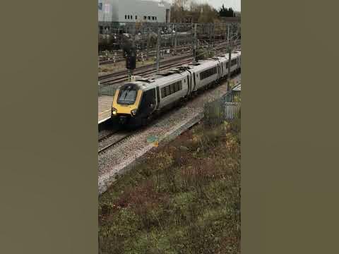 Avanti West Coast train flying through Milton Keynes Central - YouTube
