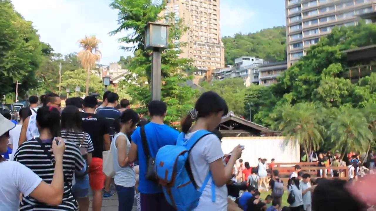 Amazing - People Chasing Pokemon in Taiwan - YouTube
