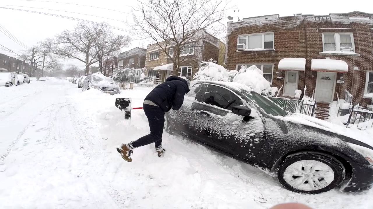 Infiniti G37x all wheel drive getting out of snow - YouTube