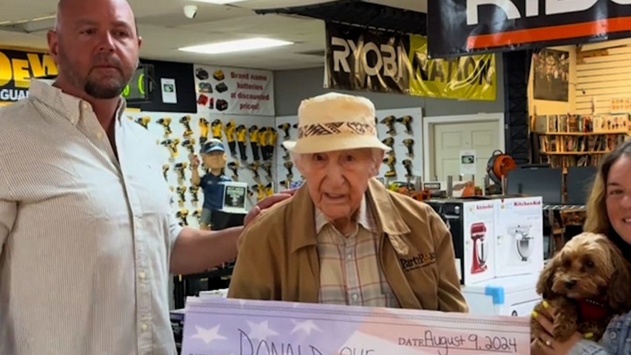 Woman Saves Veteran From Being Homeless - YouTube