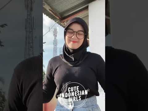 The Simple Dance of Cute Indonesian Girl