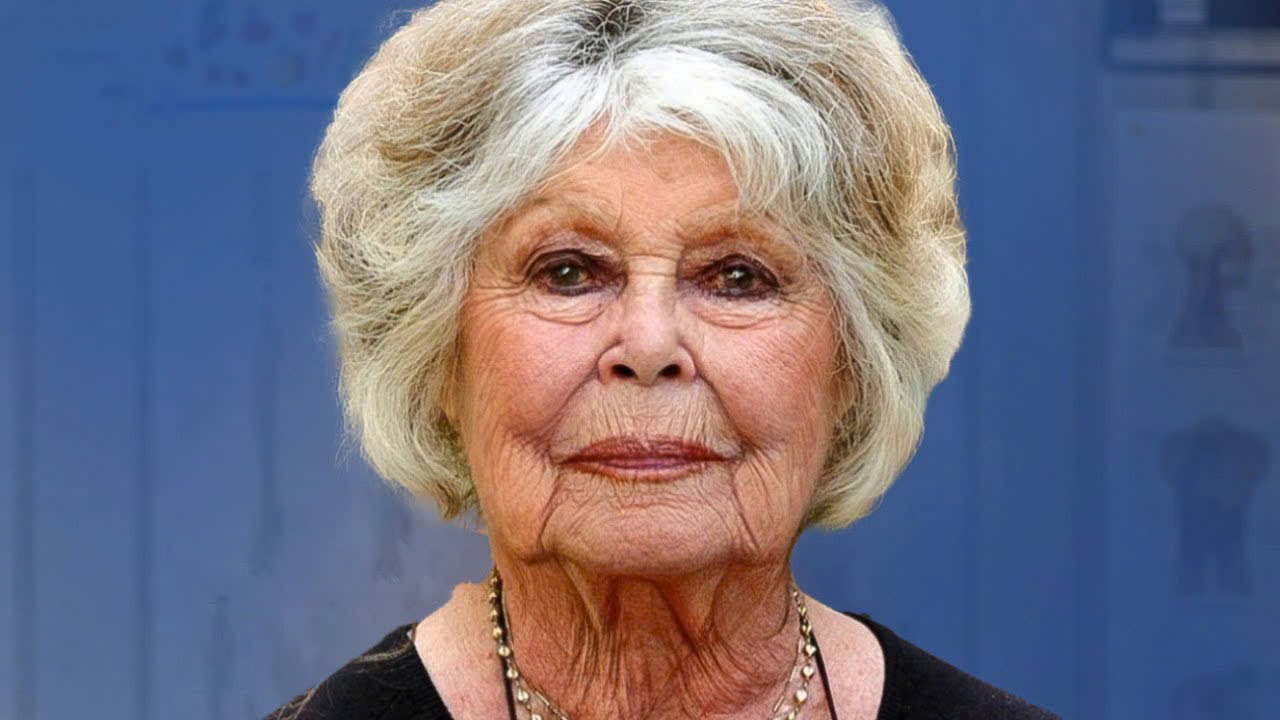 Brigitte Bardot tiene ya casi 90 años, es triste cómo vive - YouTube
