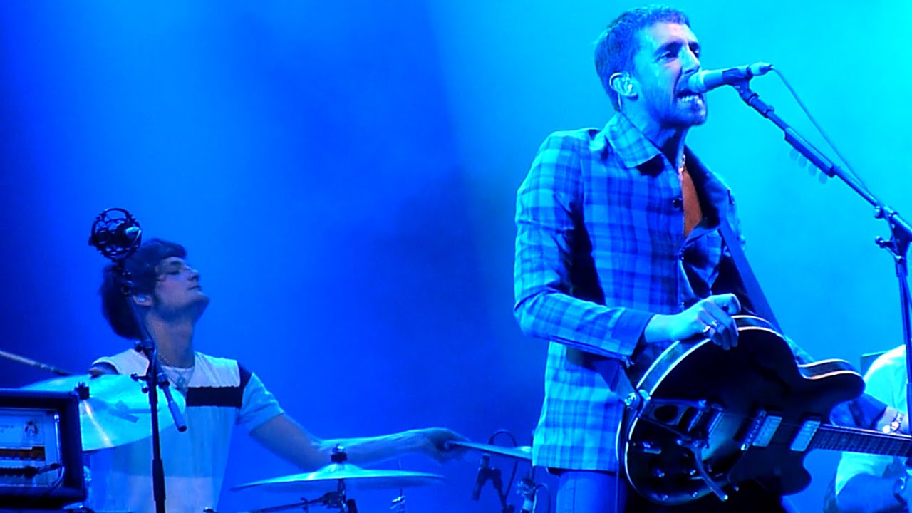 Jay Sharrock drumming during Miles Kane's 'Kingcrawler' [Live at de ...