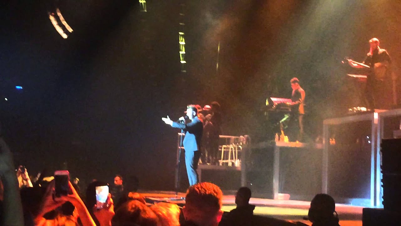 Sam Smith perfoming live "I'm not the only one" @ Forest National ...