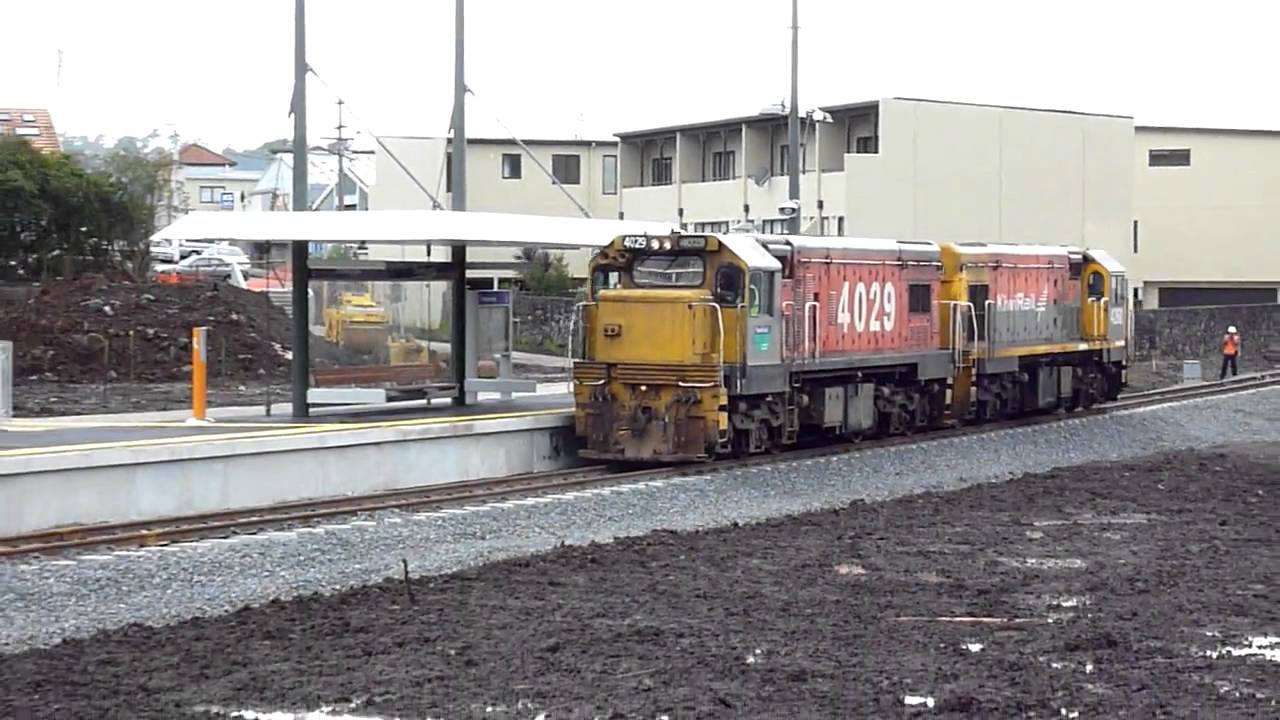 Train arriving at new Onehunga station, 15/8/10 - YouTube
