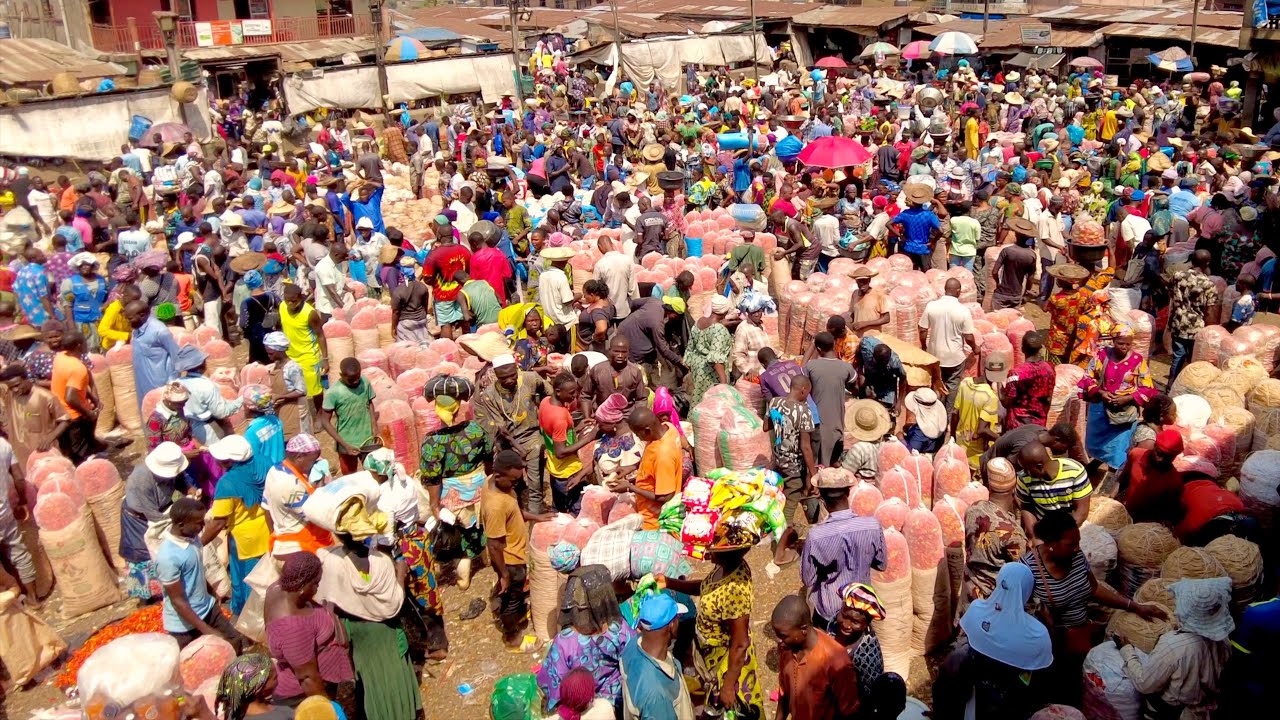 Tightly-packed open raw African food market - Unbelievable Scenes ...
