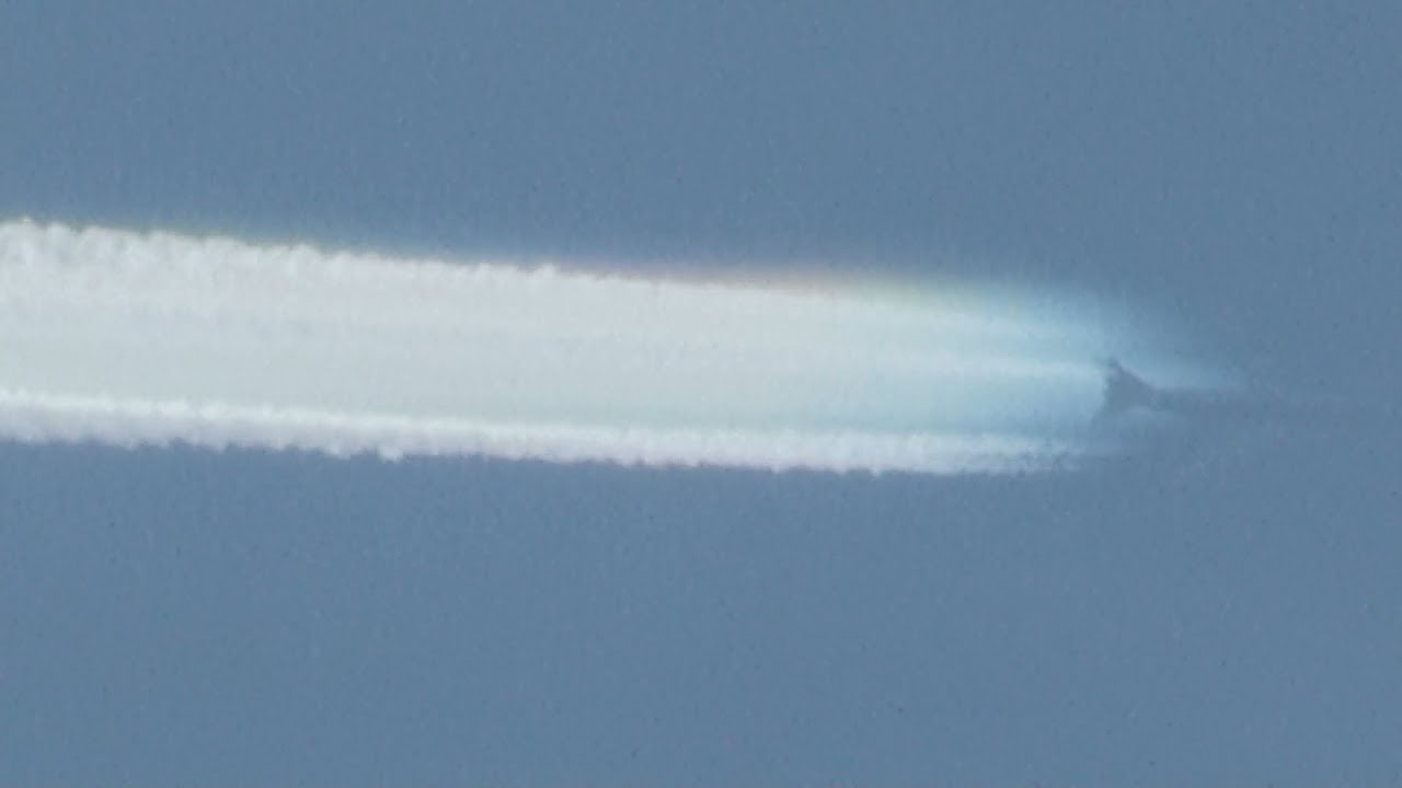 British Airways Boeing 747 Rainbow Contrails over Berlin (08|02|2012 ...