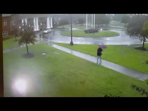 #adamayıldırımdüştü ŞEMSİYELİ ADAM YOLDA GİDERKEN YILDIRIM ÇARPIYOR AMA BİRŞEY OLMUYOR.