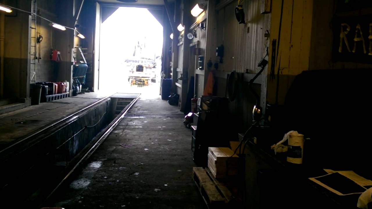 How to park a lorry in a garage - YouTube