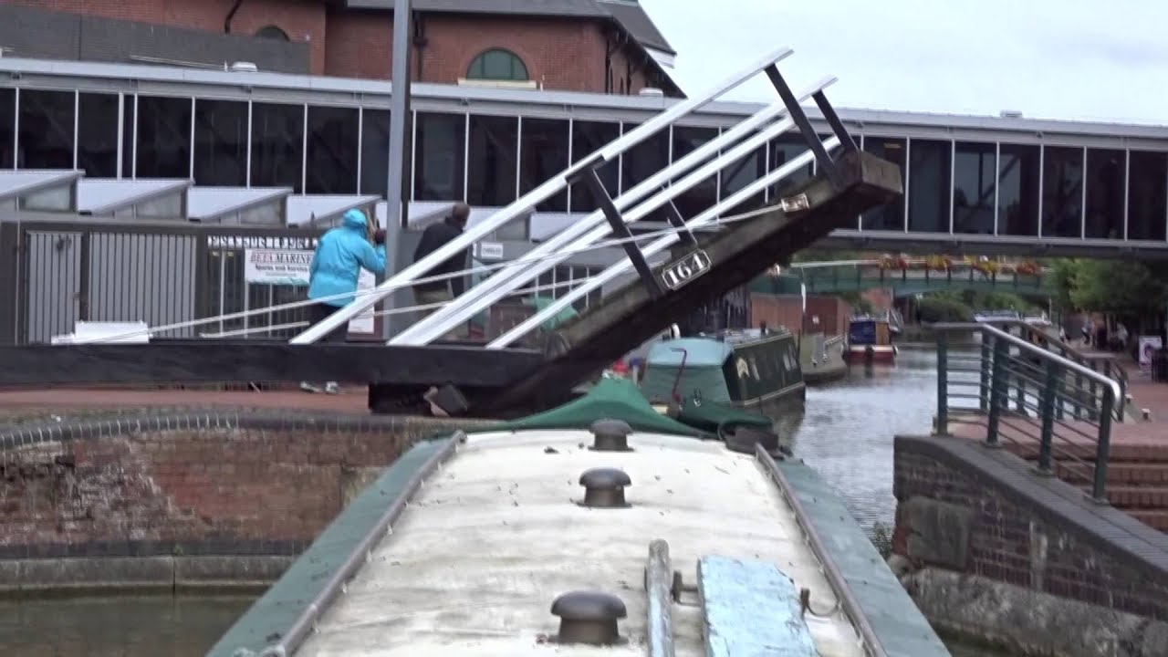 Lift Up Bridge at Banbury, Oxford Canal - YouTube