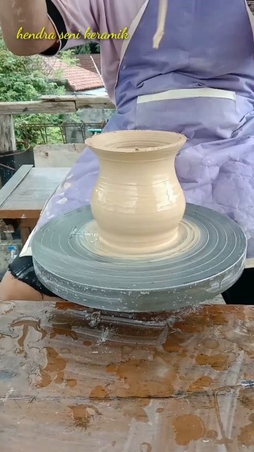 Membuat pottery guci dari tanah liat #shorts - YouTube