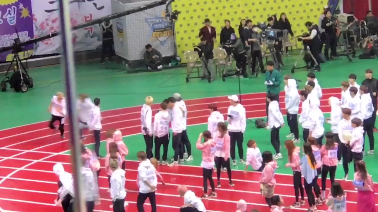 [ISAC 2017] 170116 BTS 400M relay race @ISAC2017 - YouTube
