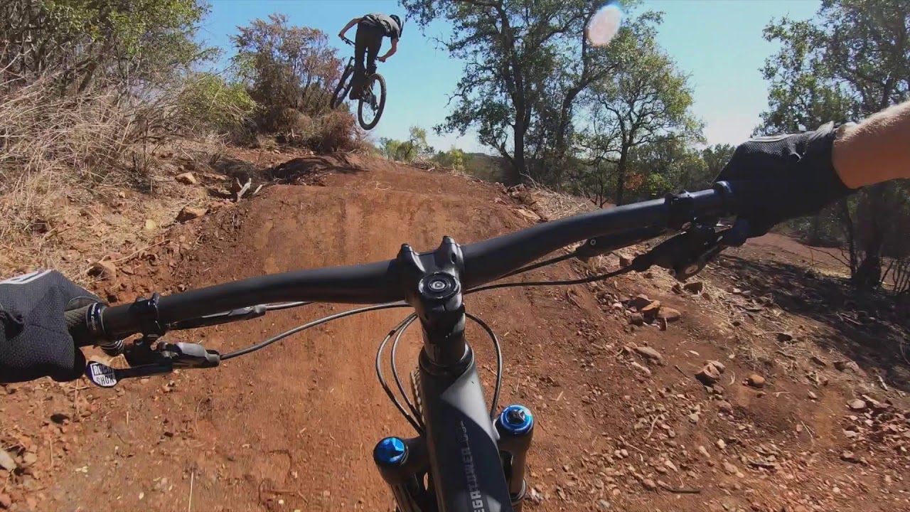 Flowdelo Especial MTB jump line - RPR Team Trail Party - YouTube