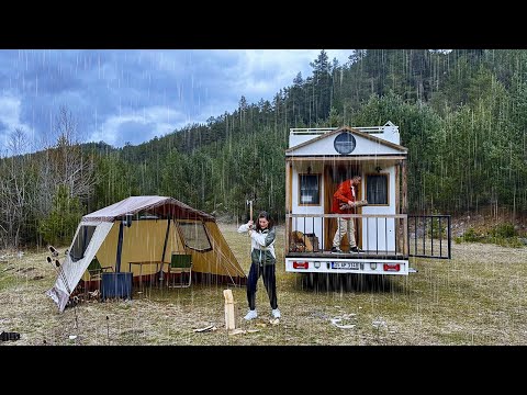 YAĞMURDA IRMAK KENARINDA KARAVAN KAMPI