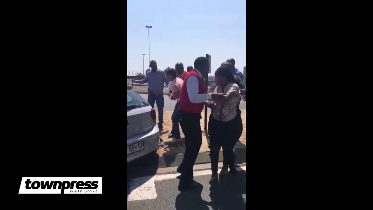 Female theft suspects tries to evade guards at Clear Water Mall - YouTube