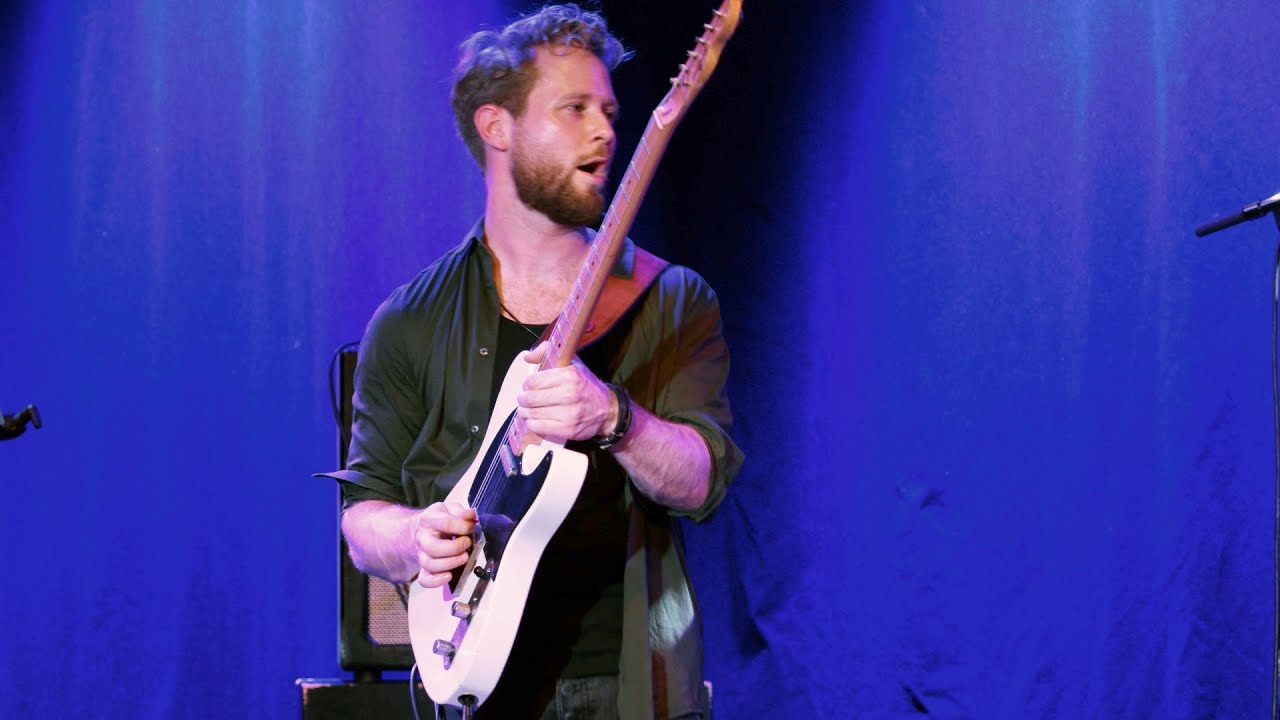 Sixela - Messenger (Live) - YouTube