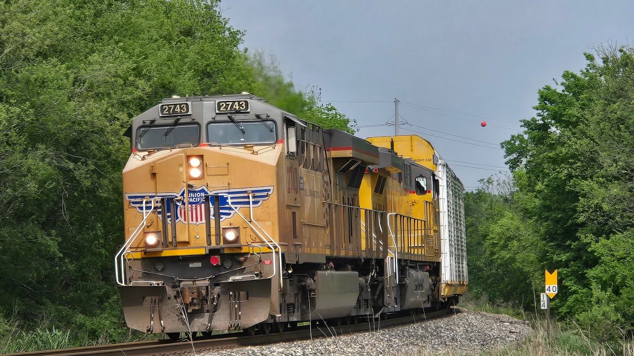 Union Pacific 2743 leads a southbound empty Auto Train out of Taylor Texas(4/2/25) - YouTube