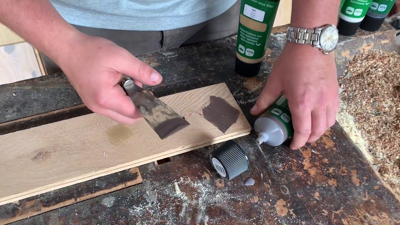 Scheuren in hout vullen met E800 houtvuller pasta van WoodFix - YouTube