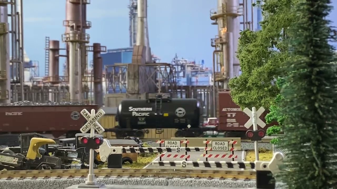 TRAIN TRACKING THURSDAY | New Trains Break-in Run SP #8229 | HO Scale ...