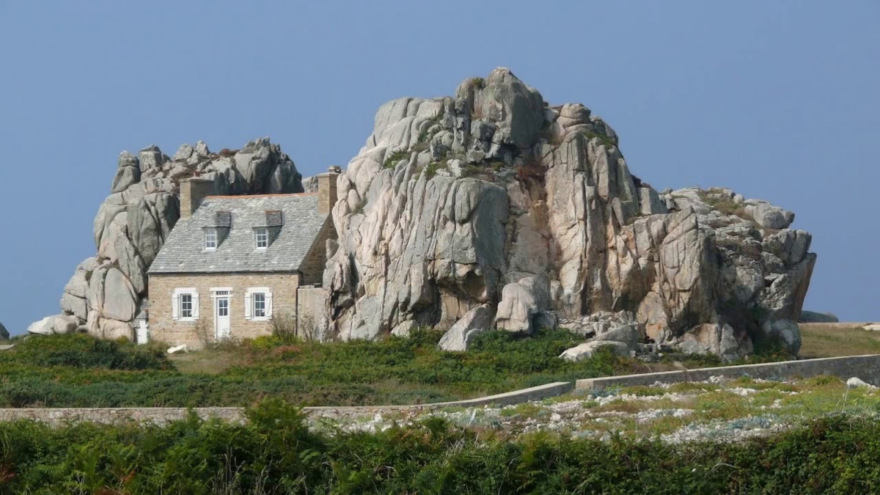 Castel Meur - Plougrescant Bretagne - YouTube