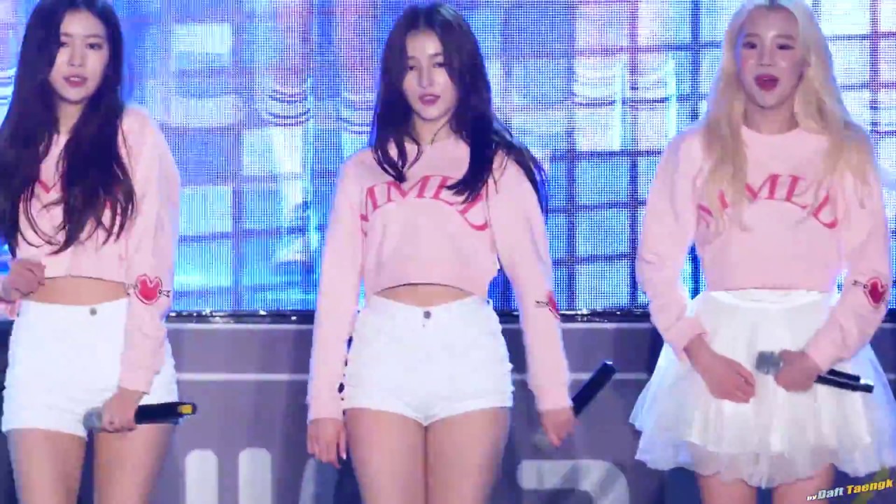 MOMOLAND 'BBoom BBoom' Nancy too cute fancam - YouTube