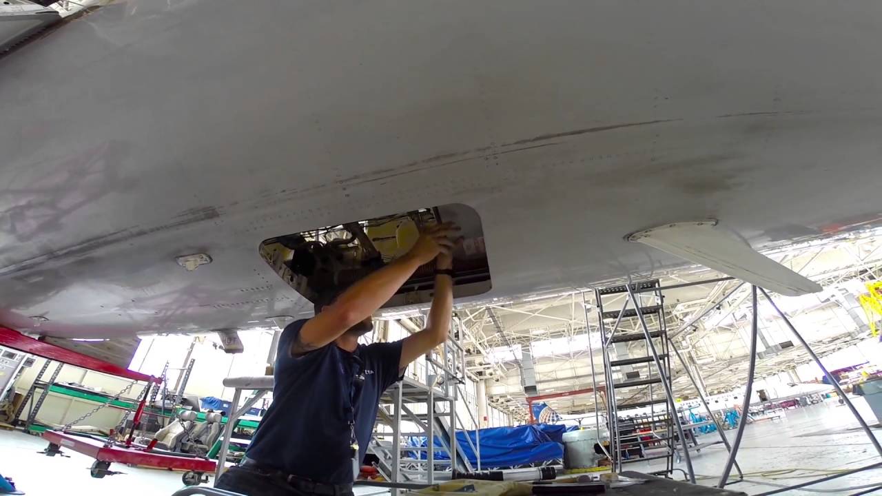 Avionics Door Operation Best Practice - YouTube