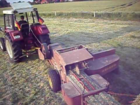 IHC 844-S mit Welger AP12 & Ballenwagen beim Pressen - YouTube