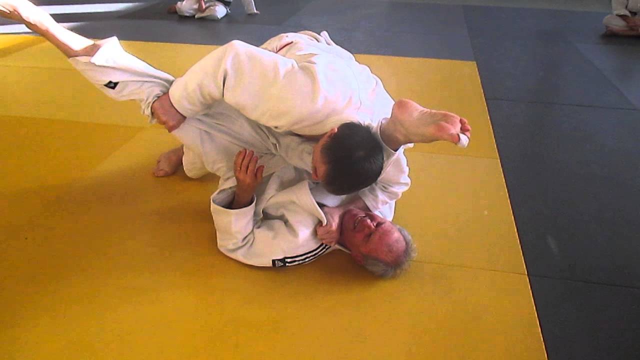 10- Entrée entre les jambes de Uke, kuzure Yoko Shiho Gatame B - YouTube