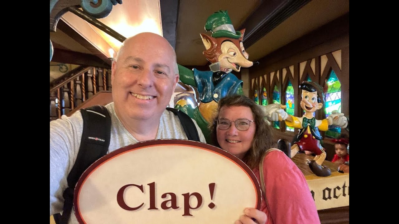 Best Free Things To Do At Disney / Waving To Guests On Small World From ...