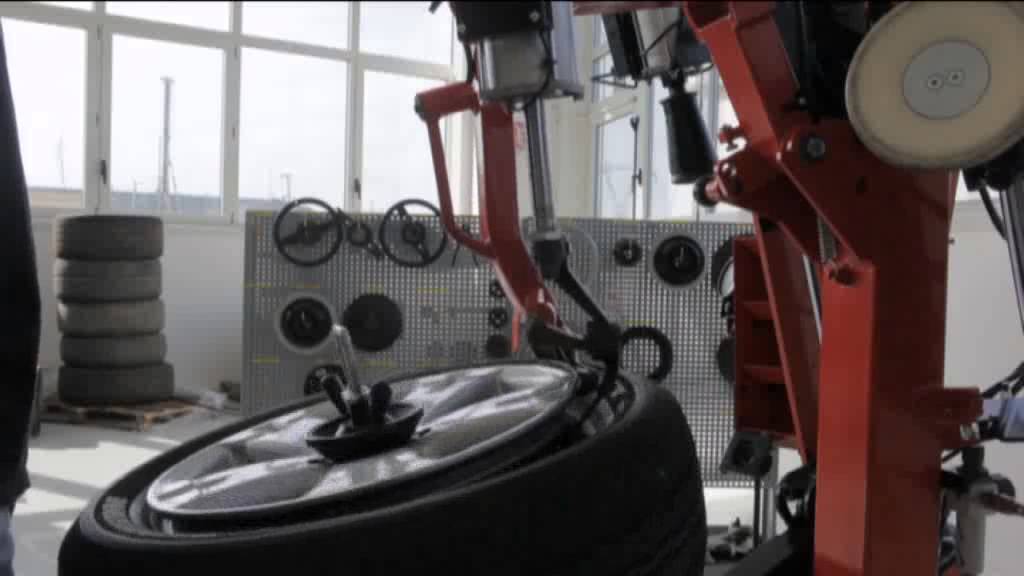 BUTLER COMBI LL LEVER LESS TYRE CHANGER - YouTube