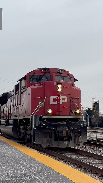 CP 7007 rolls light power past Mannheim - YouTube