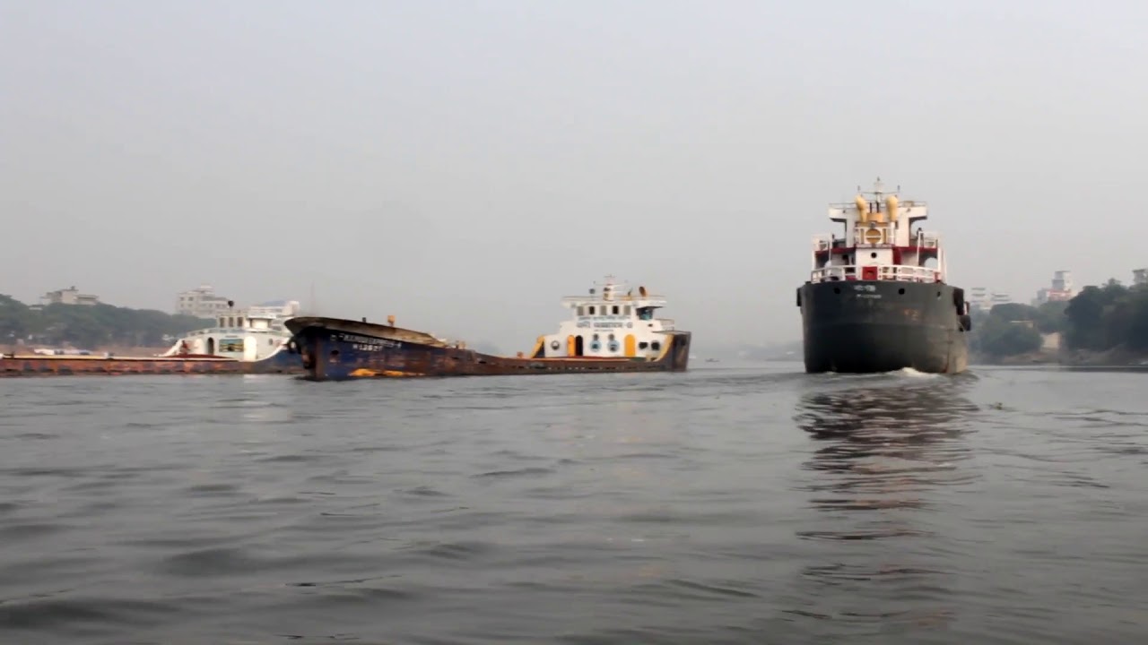 Huge Boats & Bulkhead Ships Trying To Avoid Collision On Buriganga ...
