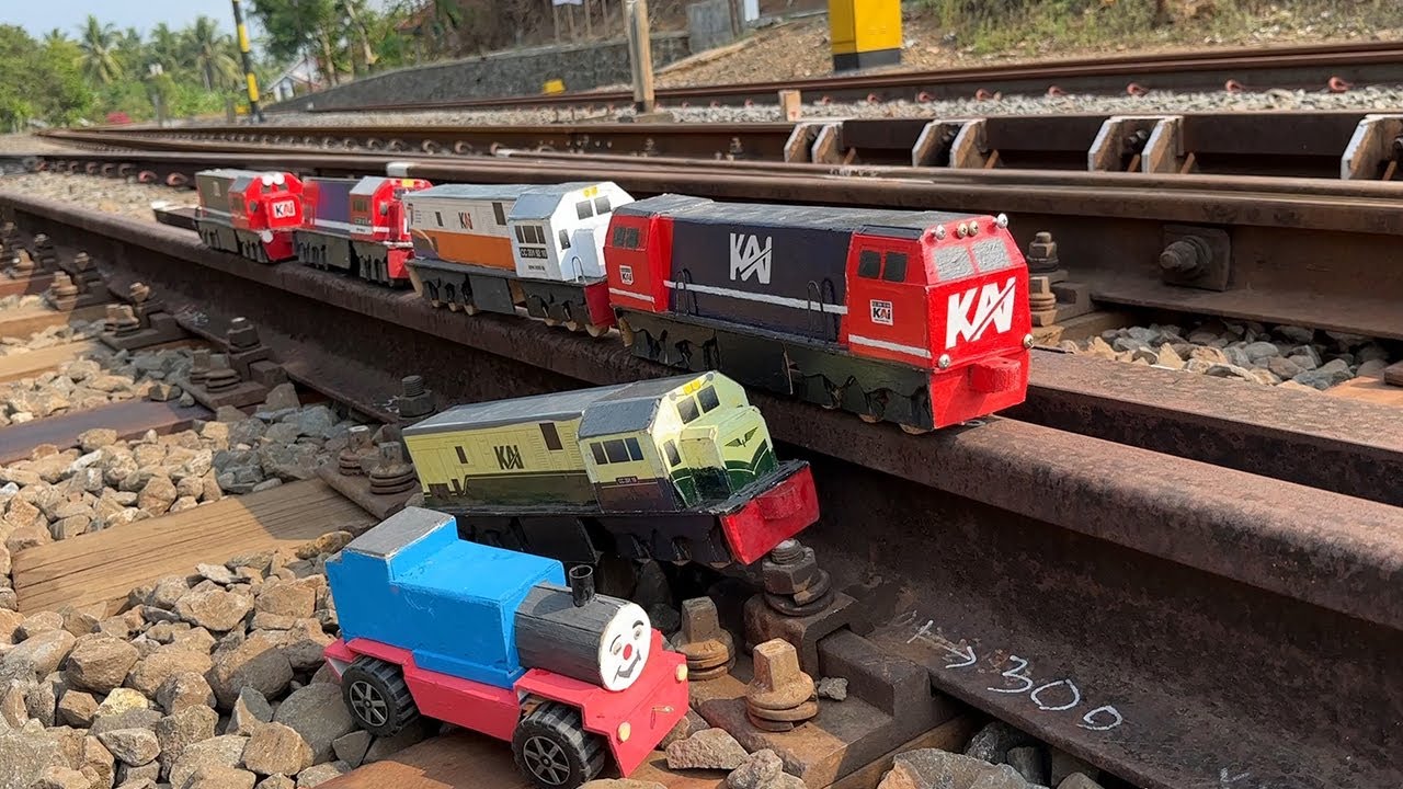 Kereta Api CC206 Livery Perumka Anjlok dari Rel Menimpa Kereta Thomas ...