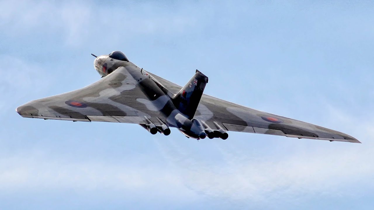 The Loudest Aircraft Ever? | Vulcan XH558 Display at Woodford Air Show ...
