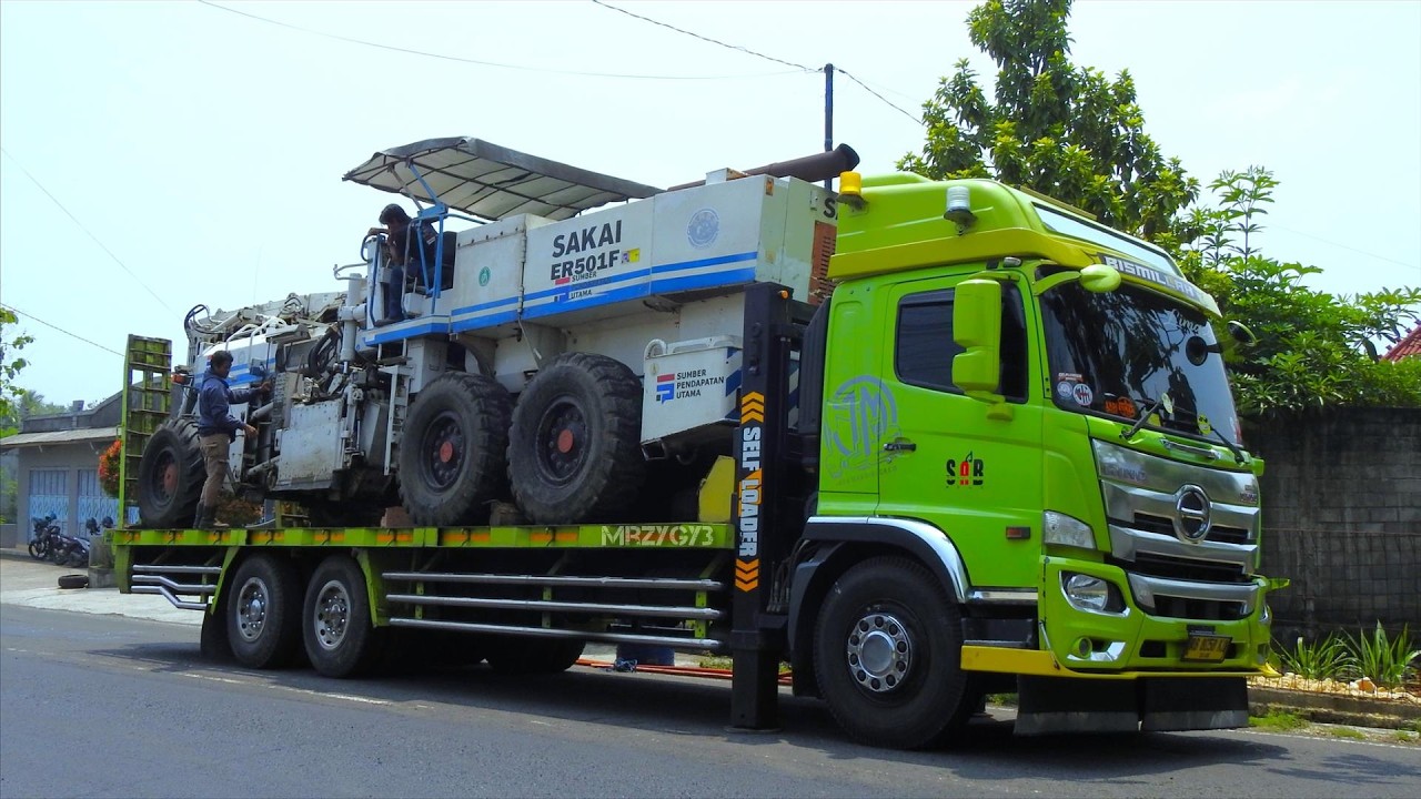 Heavy Transport Self Loader Truck Transporting Cold Milling Machine ...