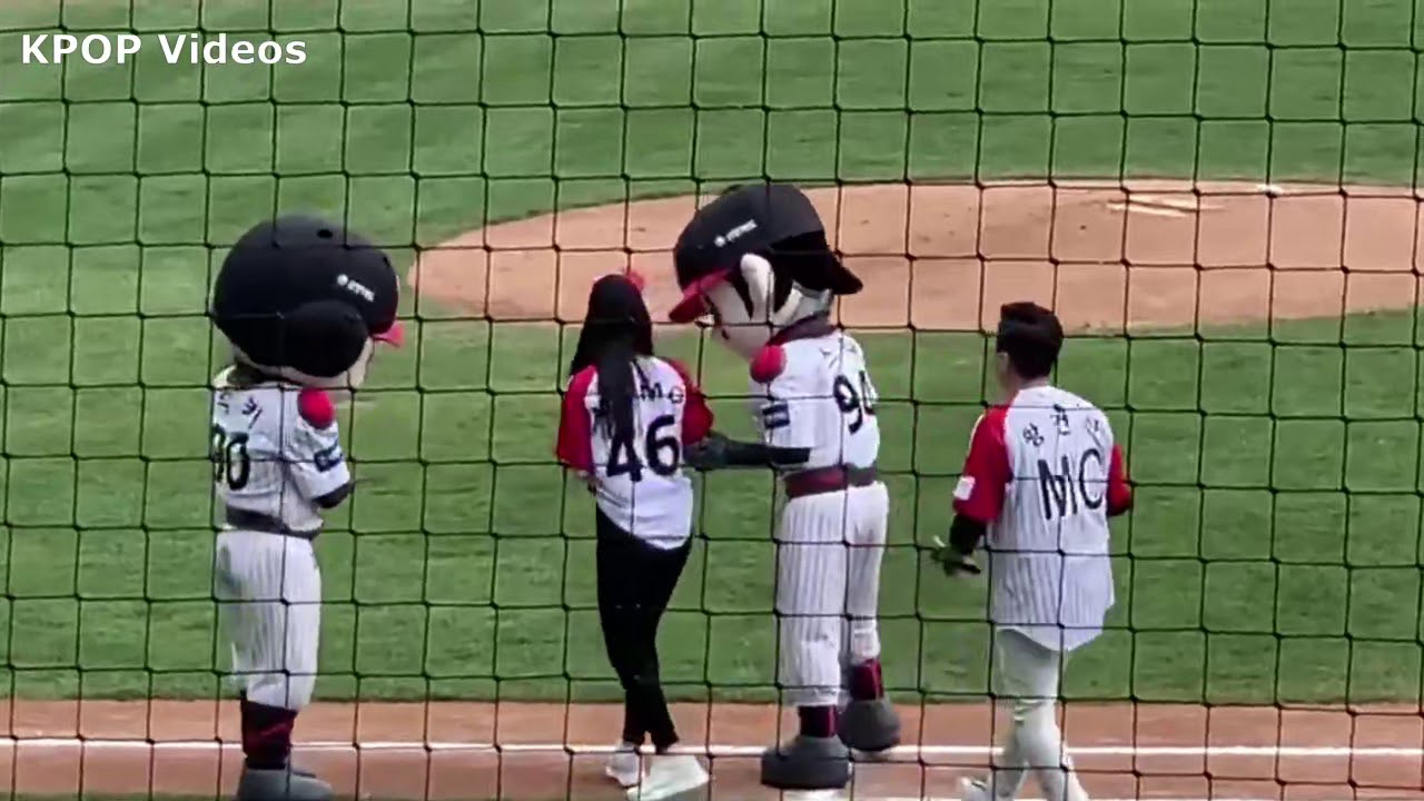 190414 TWICE MOMO Throw The First Pitch For LG Twins @ Jamsil Baseball ...