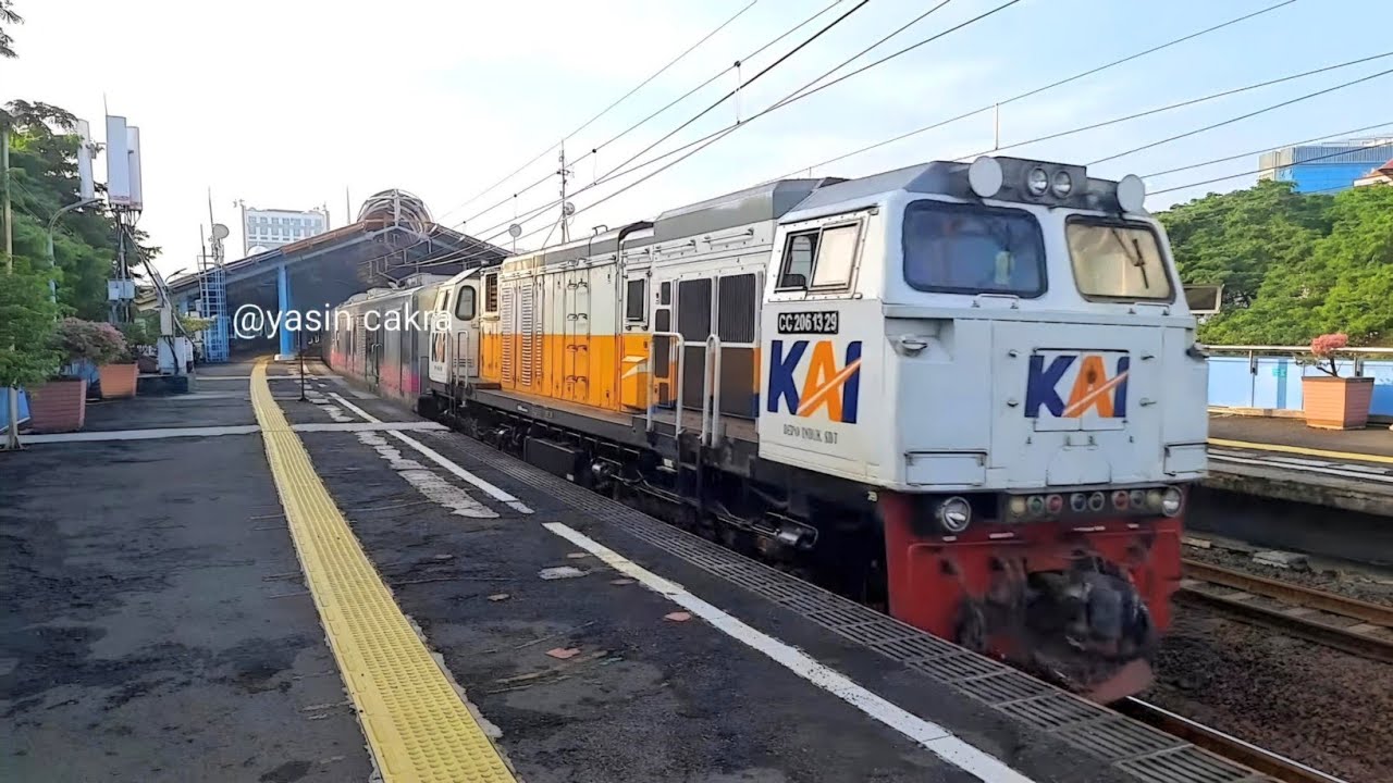 MENGEJAR KERETA API TERBARU KA MANAHAN SOLO JOGJA JAKARTA PAGI, NAIK ...