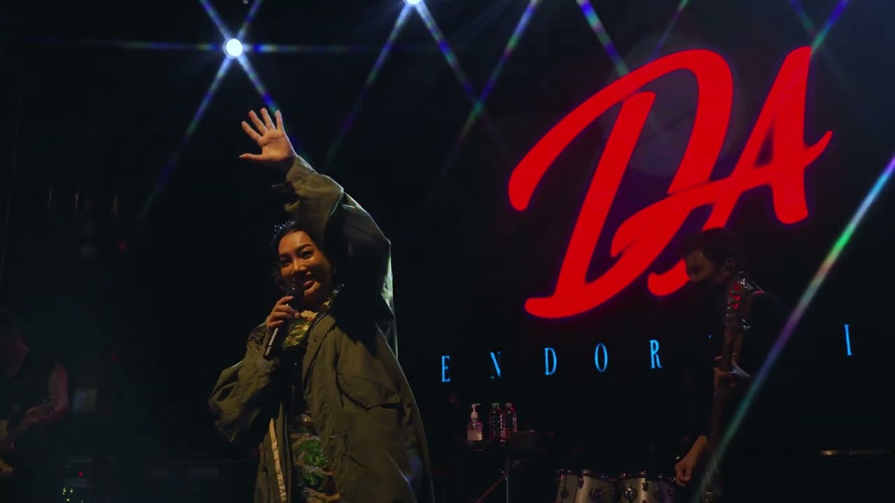 Da Endorphine Live in Naimuang Station Chainat - YouTube