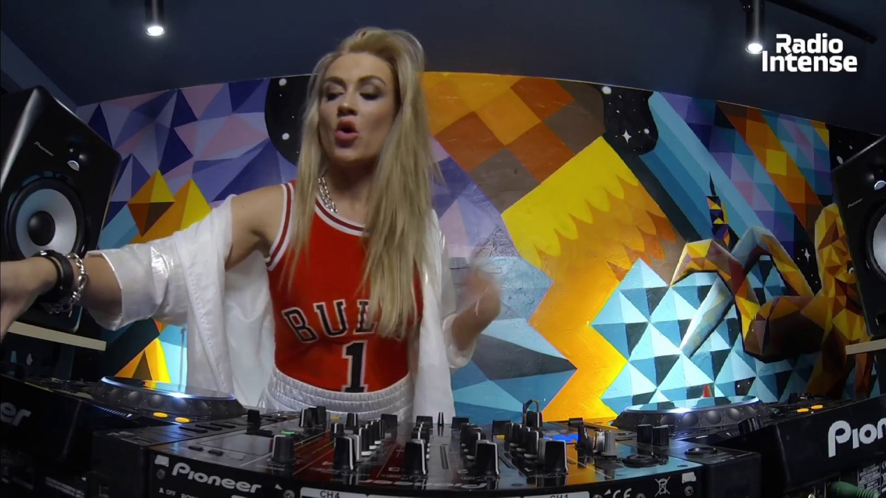 Amely - Live @ Radio Intense 22.11.2017 - YouTube