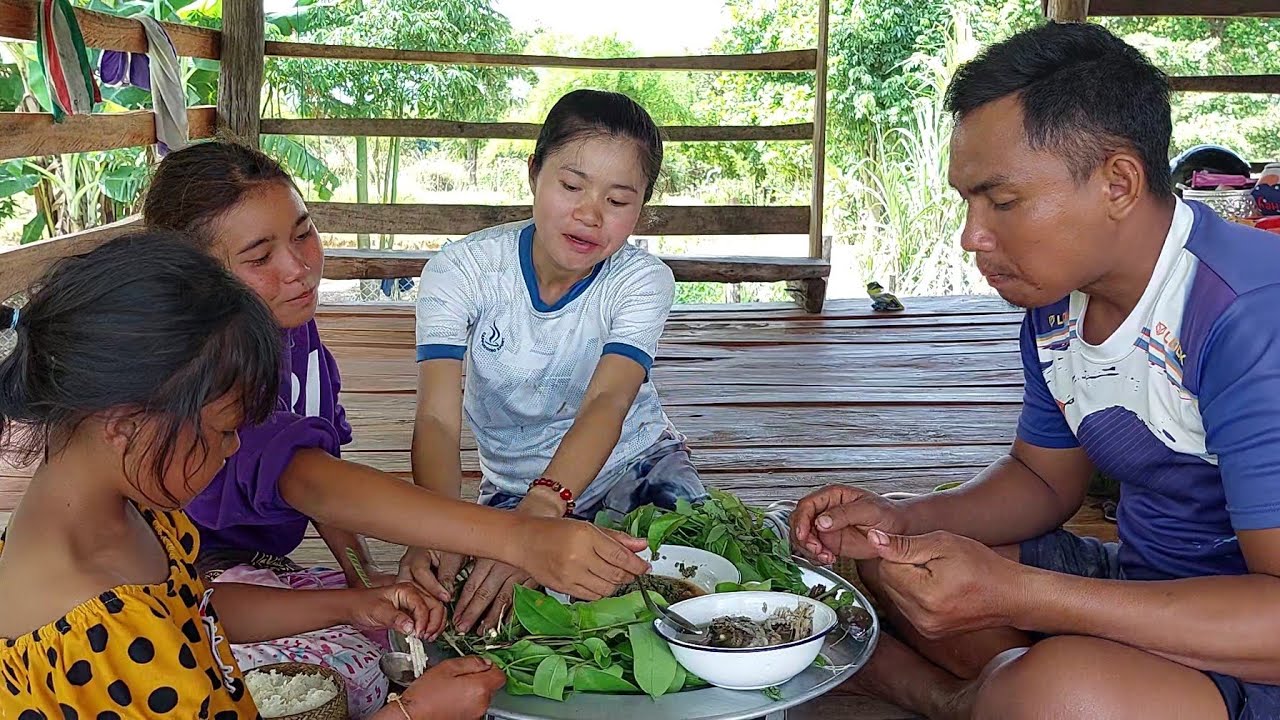 ลาบปลาฝีมือบ่าวดาวต้มปลาแซบ่ๆอยู่เถียงนาพาสุขกับครอบครัว - YouTube